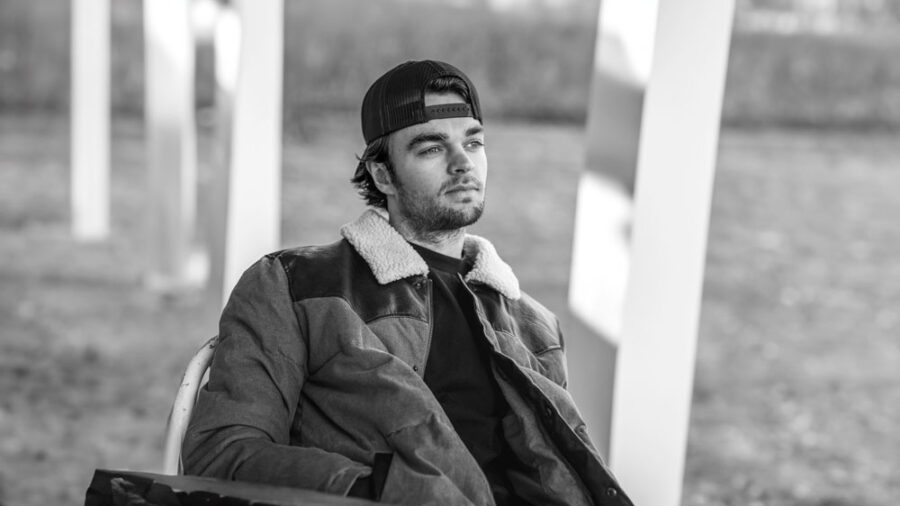 CONNER SMITH SHARES NEW SONG “HOW IT LOOKS FROM HERE” – R o c k 'N' L o a d