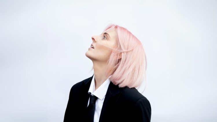 EMILY BURNS RELEASES HIGHLY ANTICIPATED DEBUT ALBUM ‘DIE HAPPY’ – R o c ...